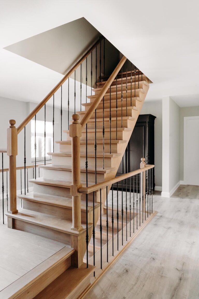 Landelijke Engelse trap - Ambachtelijke Trappenmakerij Wim Van Loon