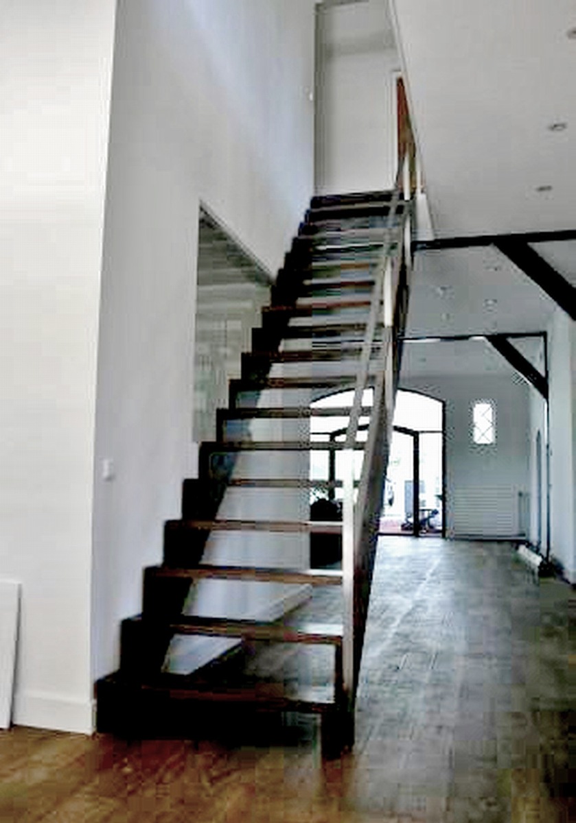 Moderne trap op keepbomen met metalen balustrade - Ambachtelijke ...