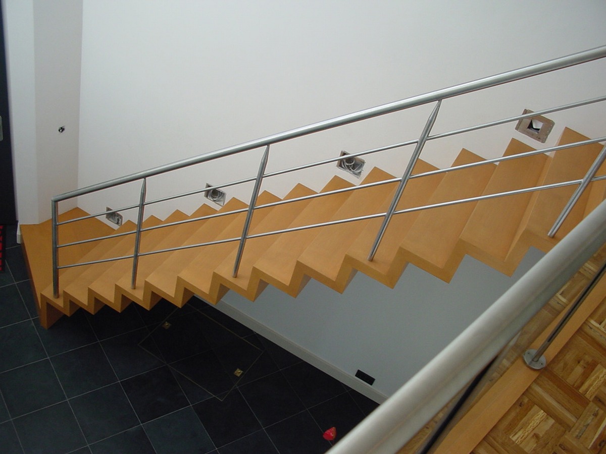 Moderne houten trap met RVS balustrade in Hattem (Nederland ...